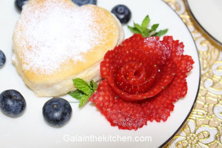 9 Easy Strawberry Garnish Ideas - Gala in the kitchen