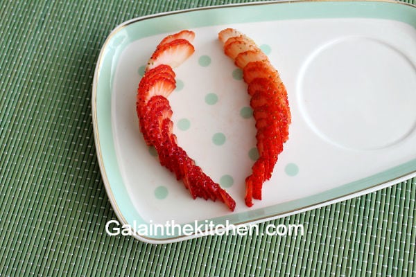 9 Easy Strawberry Garnish Ideas - Gala in the kitchen