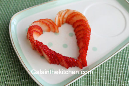 9 Easy Strawberry Garnish Ideas - Gala in the kitchen